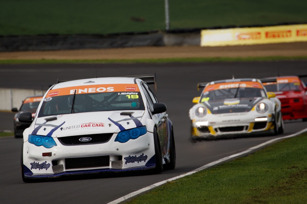 Midgley wins controversial One Hour race marred by accidents | Talk ...