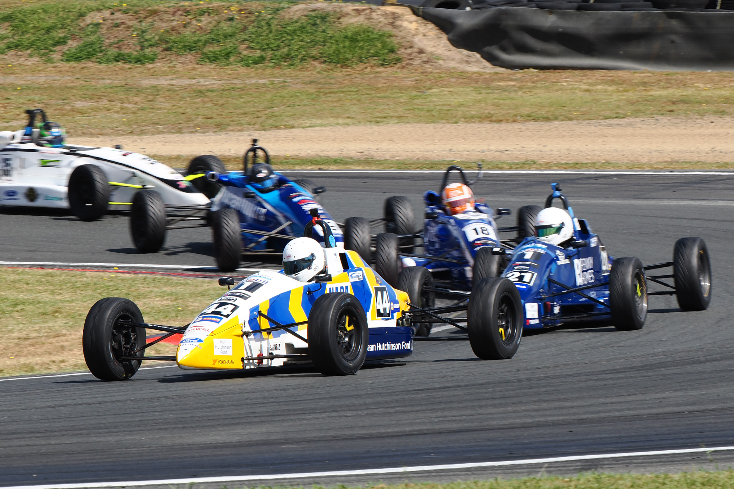 Tight title tussle continues in NZ Formula Ford Champion round at ...